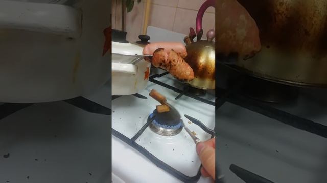Шашлык над газовой плитой
