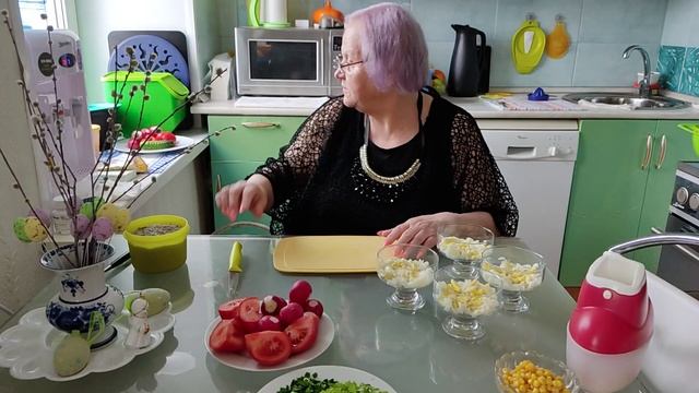 Куриные бёдрышки+салат в креманках