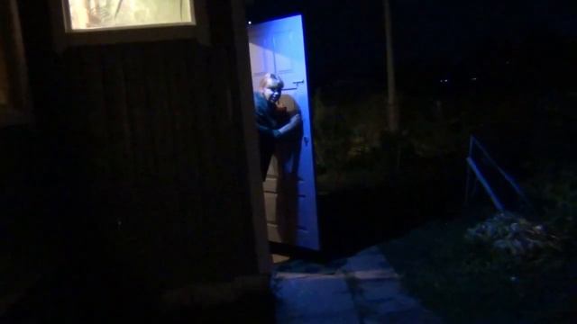 Осваиваем сварочное ремесло. Начинаю подготавливать столбы для забора. Приехали дети.