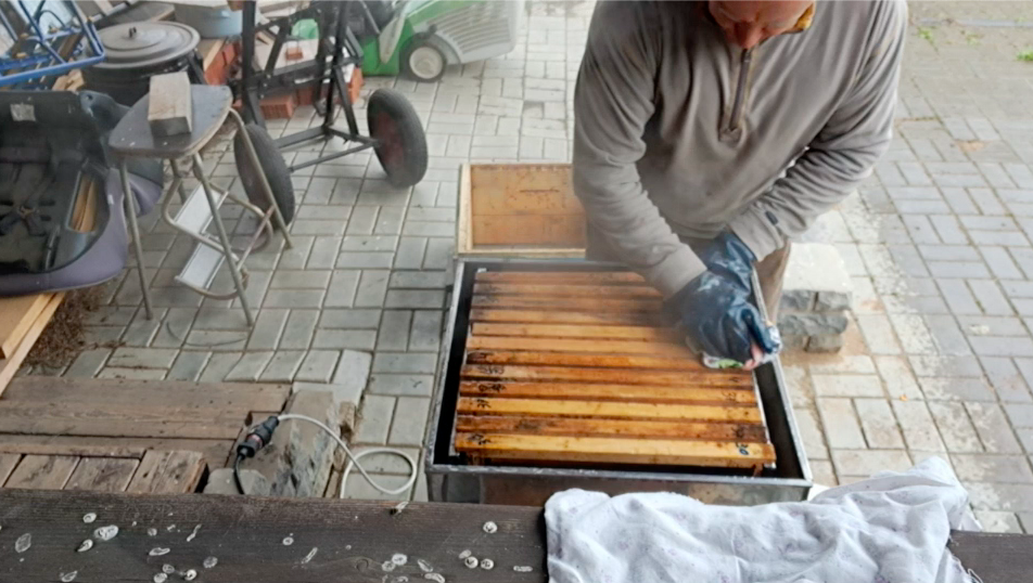 Майские работы на пасеке. Чищу рамки, расширяю гнёзда пчёл вощиной