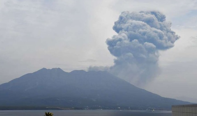 Взрывное извержение вулкана Сакурадзима произошло в Японии