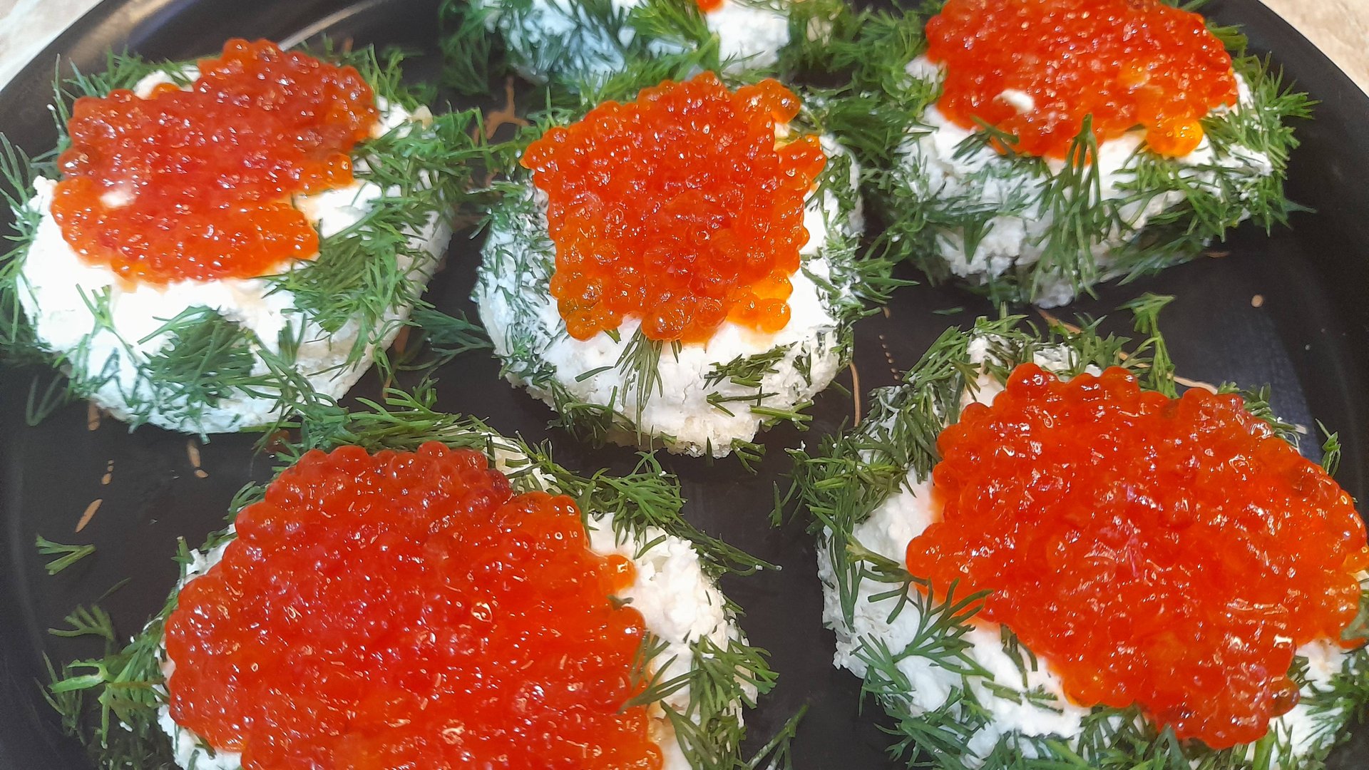 Как красиво можно подать бутерброды с икрой