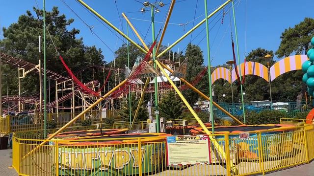 Геленджик парк аттракционов на набережной. Gelendzhik City Amusement Park Russia.