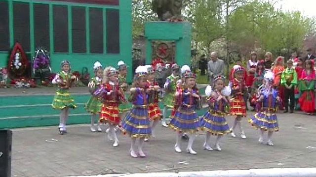 2007.05.09 Митинг и концерт в пос. Александровка  в день победы 6- Гуцульский танец