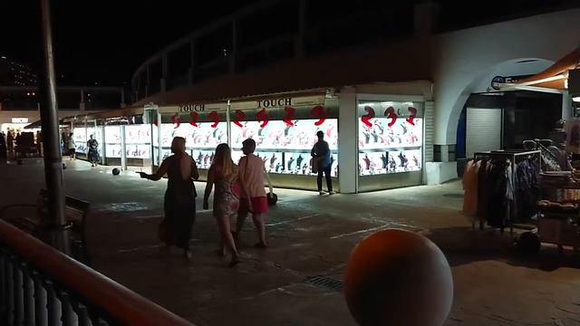 Ночная жизнь на курорте. Коста Адехе. о. Тенерифе. Канары.