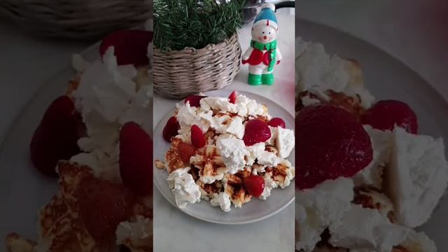 Творожный десерт с ягодами