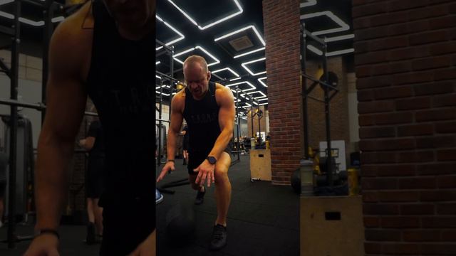 Круговая кросс тренировка. Кувалда, полусфера, мяч, гиря. #sportlife #кроссфит #круговаятренировка