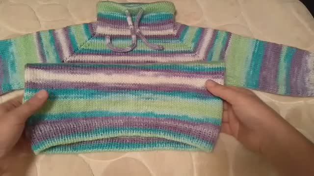 Связать свитшот реглан сверху, спицами.