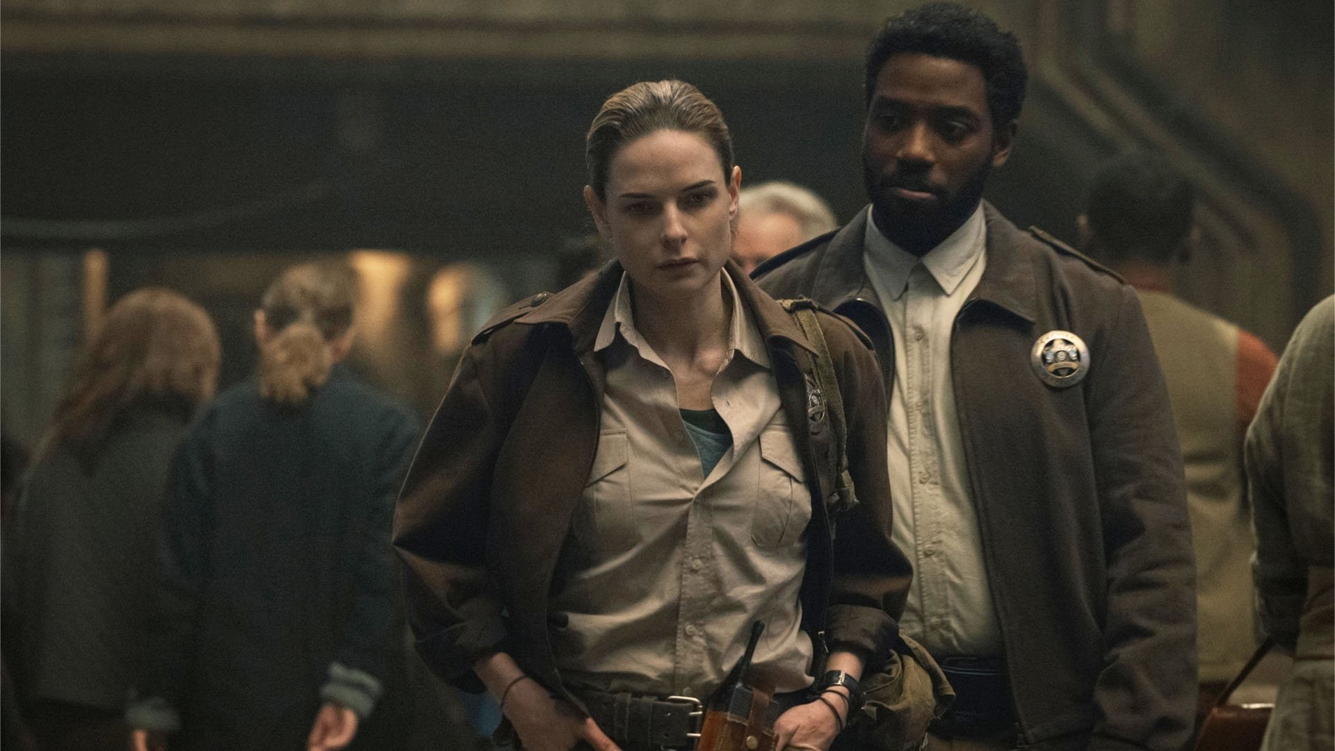 В недалёком будущем, люди вынуждены жить в бункере, так как при выходе на улицу они сразу умирают