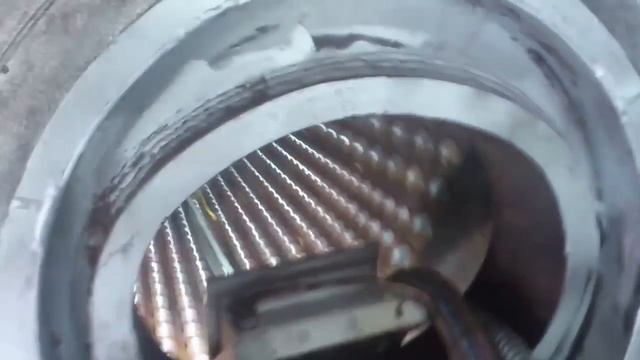 Промывка барабана парового котла. Съемка изнутри.