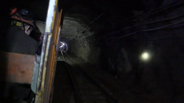 конец смены доставка людей к стволу шахты