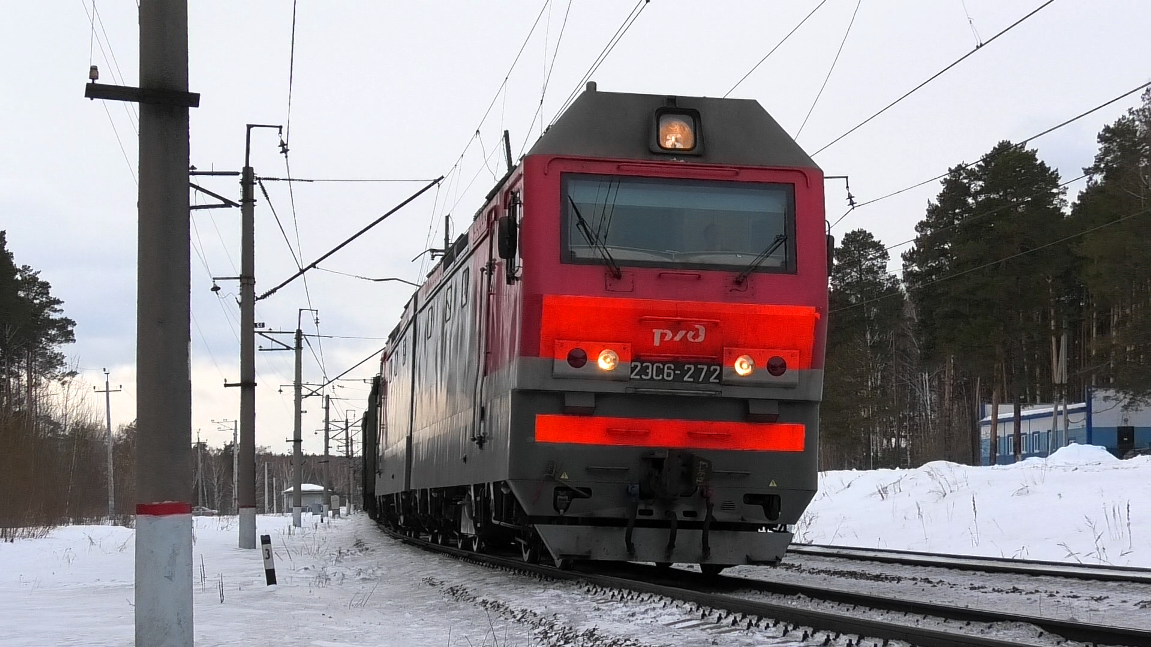 2ЭС6-272 "Синара" с грузовым поездом и приветливой бригадой