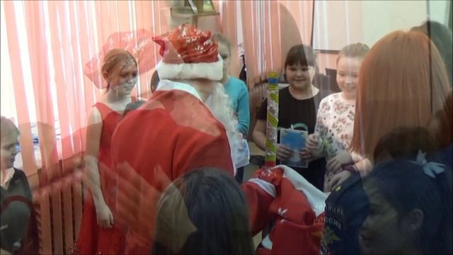 В Биробиджане Полицейский Дед Мороз пришёл в гости к учащимся правоохранительного класса