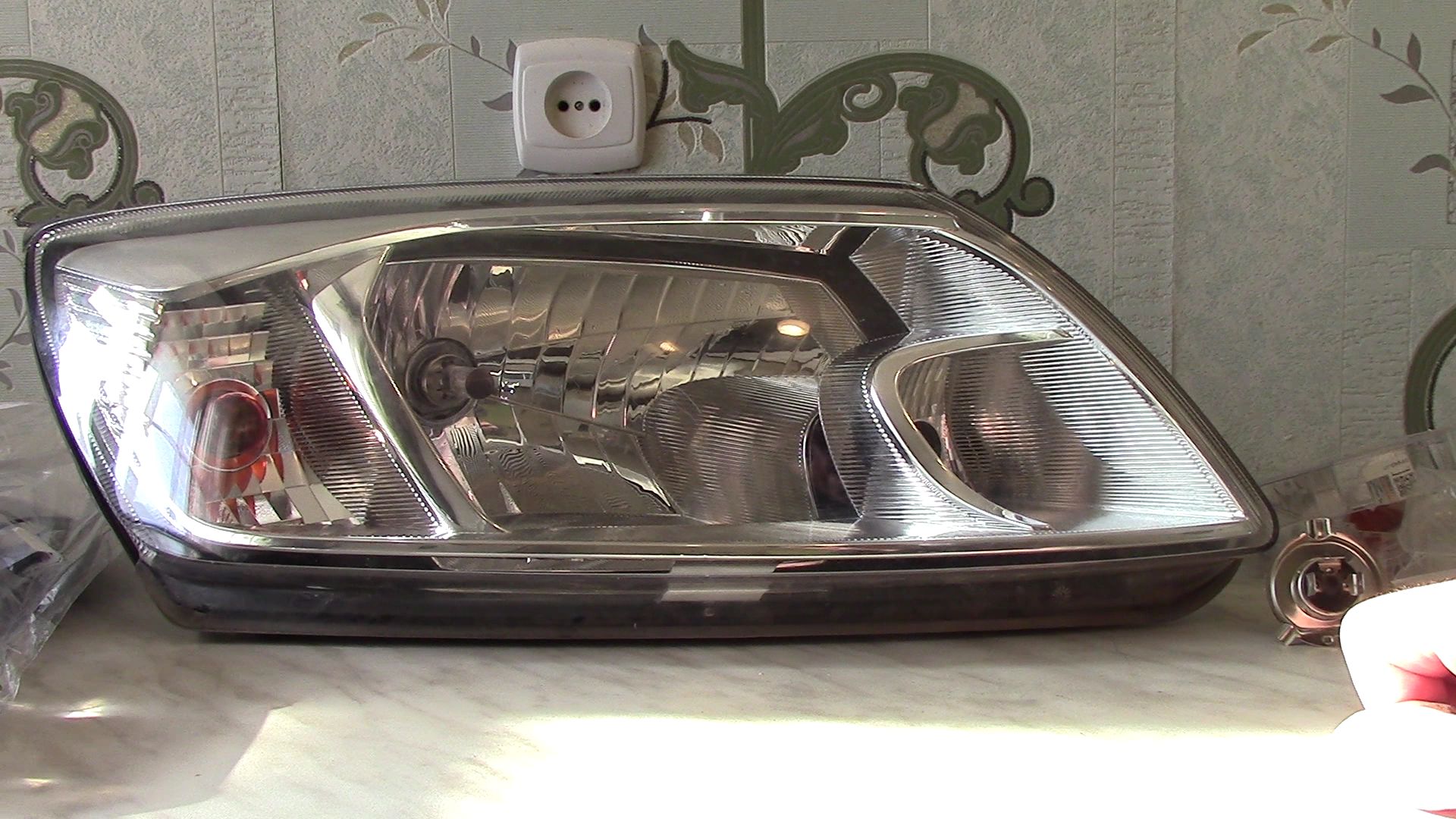 Замена ламп в фарах на Гранте. Отличие оригинальных фар Гранты, от аналогов Китая и Ростов на Дону.