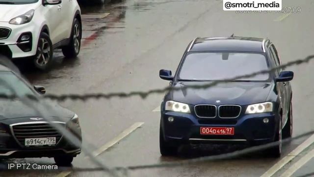 В социальных сетях распространяется видео, на котором машина американского посольства разъезжает по