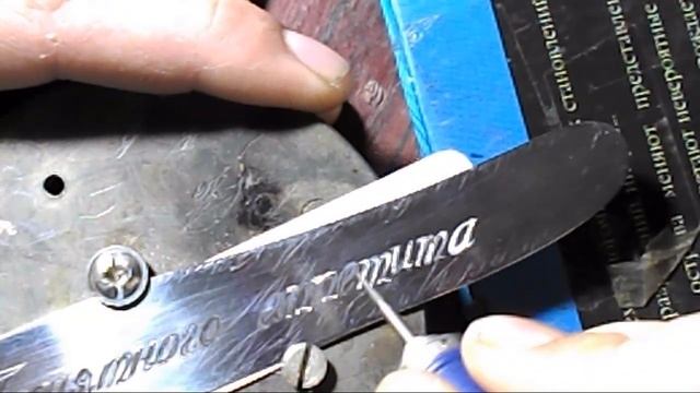 Ручная гравировка текста с узором на ноже.Простой вариант.