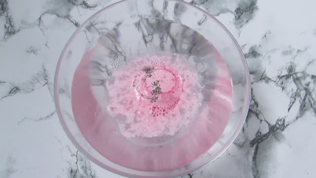 Бомбочка для ванн с начинкой из пены (однотонная): подробная инструкция