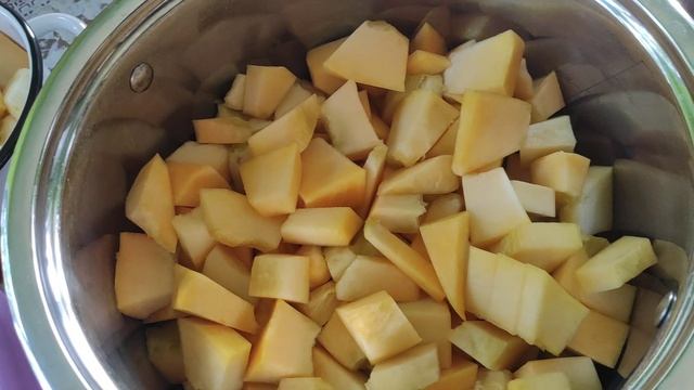 Собрали урожай тыквы, приготовили свежевыжатый сок, тыквенную кашу и пюре