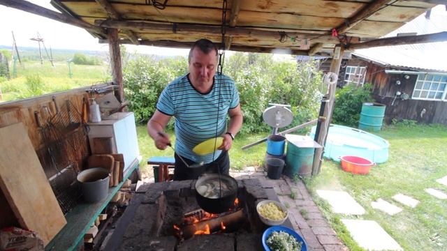 Видео рецепт ухи из хариуса_ как быстро и просто сварить уху с картошкой на костре в котелке.mp4