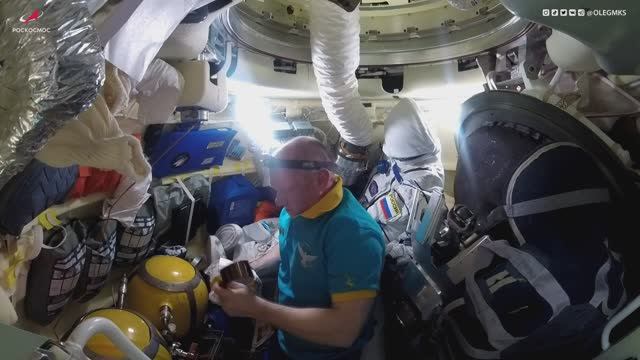 Упаковка грузов перед спуском на Землю //Возвращение на Землю//