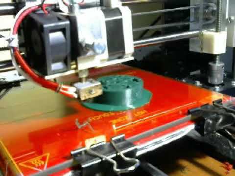 Освобождаем стол 3Д принтера - сталкиваем головкой напечатанную деталь