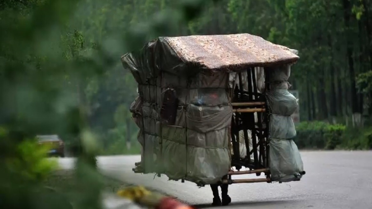 Самые необычные дома Человек улитка Дом из мусора