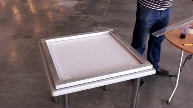 Приклеивание трафарета