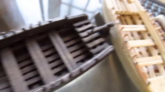 Модель шлюпки на воде.