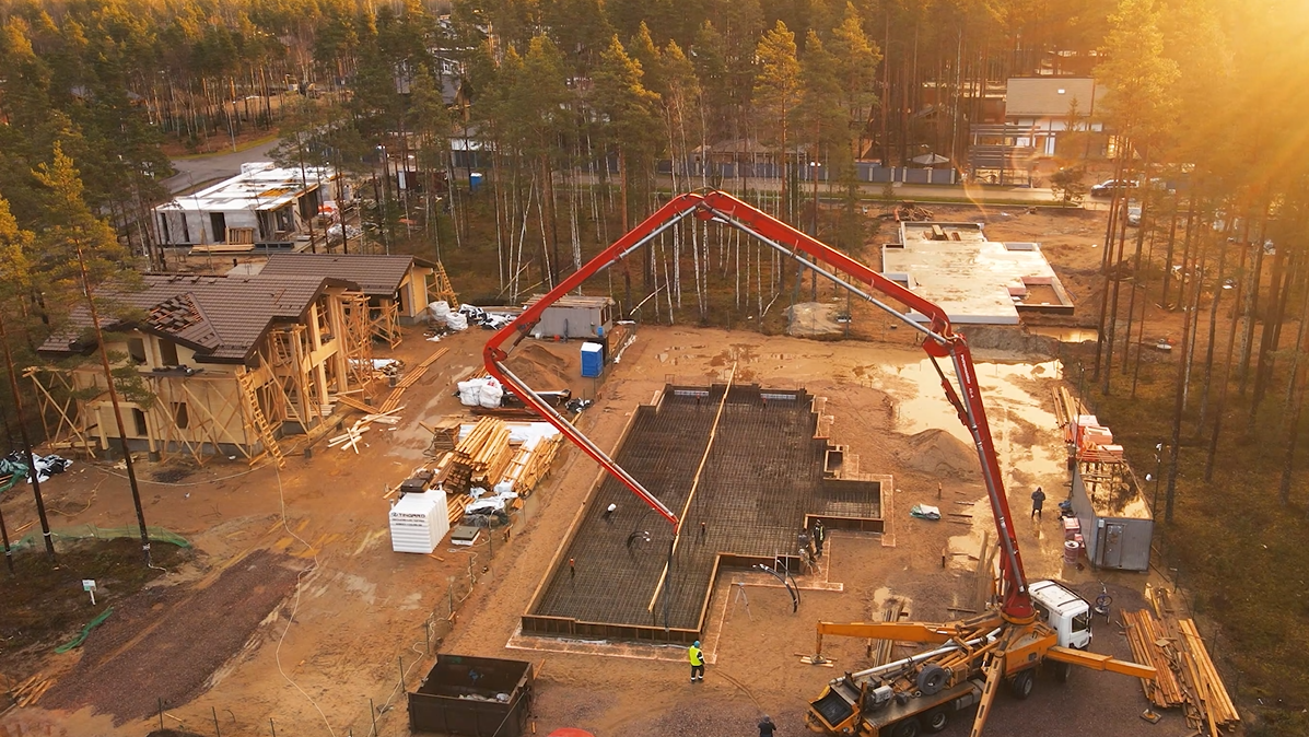 Brickmaster - бетонирование фундаментной плиты загородного дома в стиле Райта