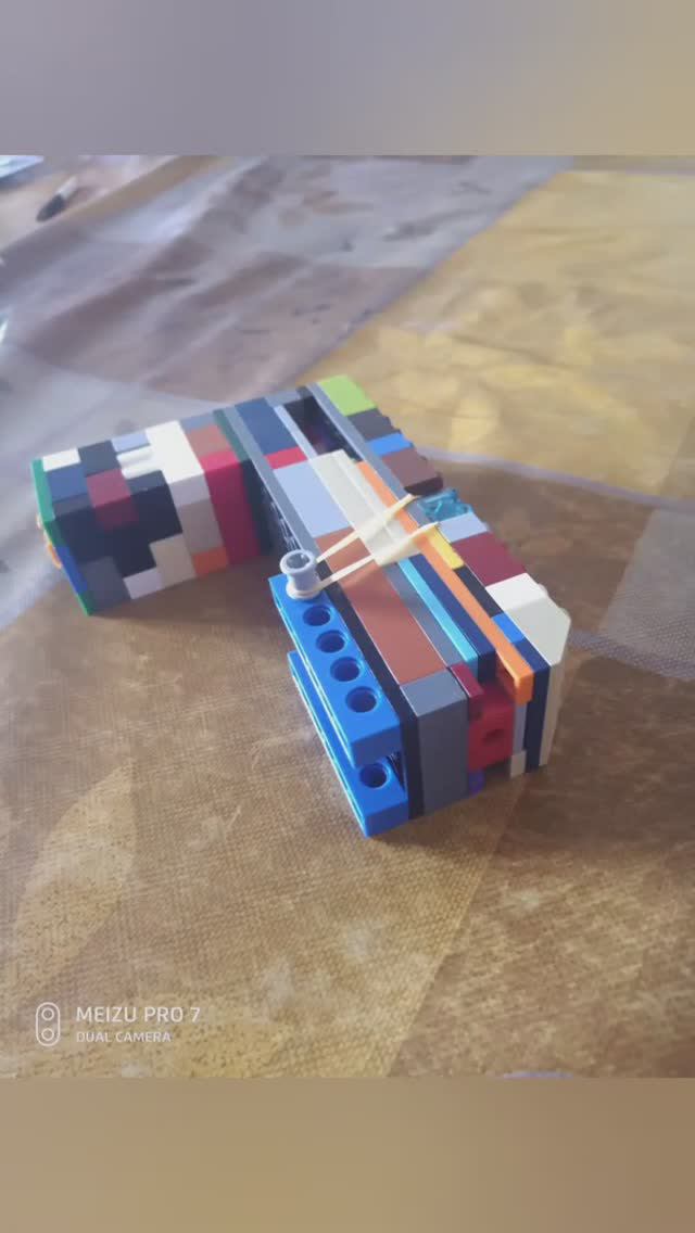 Мощный пистолет из лего