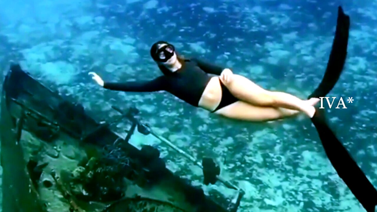 ДЕВУШКА в МОРЕ!