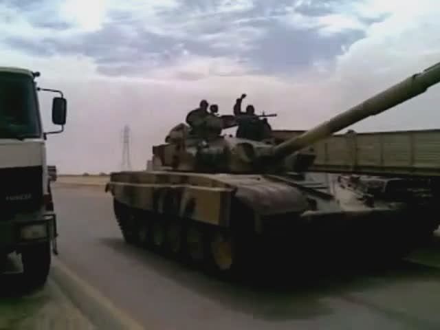 Солдаты Ливийской армии Каддафи держат путь к линии фронта | Ливия 2011