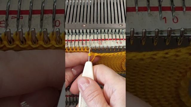 Закрытие петель косичкой на вязальной машине