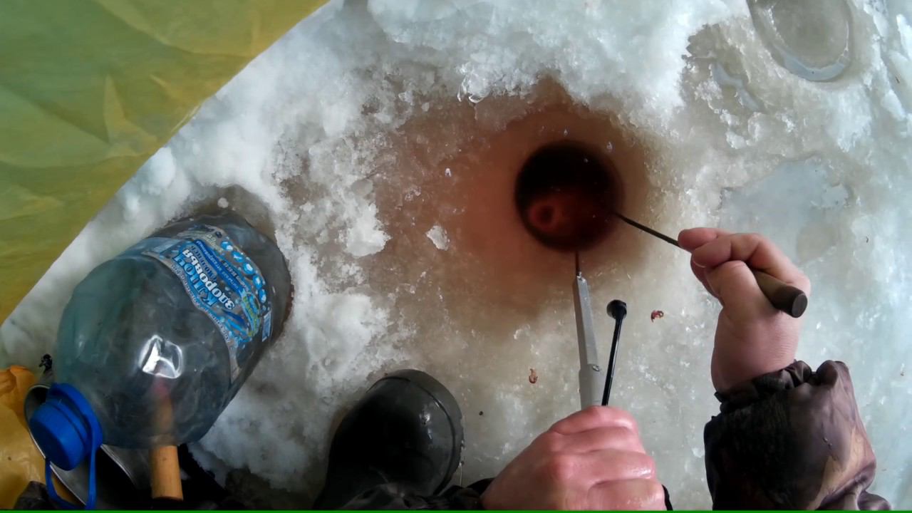 КРУПНЫЙ ЛЕЩ не вошёл в 130-тую лунку! Фрагмент видео "Отличная зимняя рыбалка"