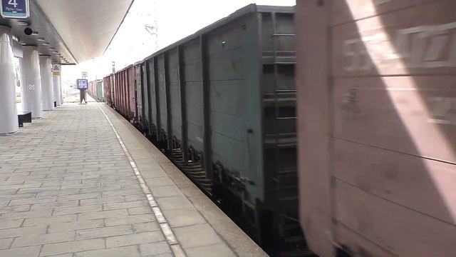 Тепловоз 2ТЭ25Км-0432 (ТЧЭ-2) с грузовым поездом.