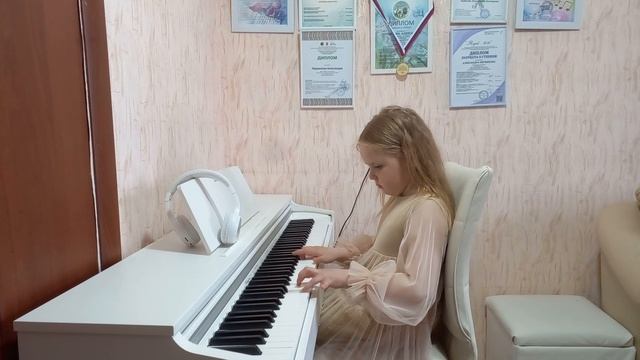 Александра Пермякова 8 лет И.С. Бах  Маленькая прелюдия фа мажор.mp4