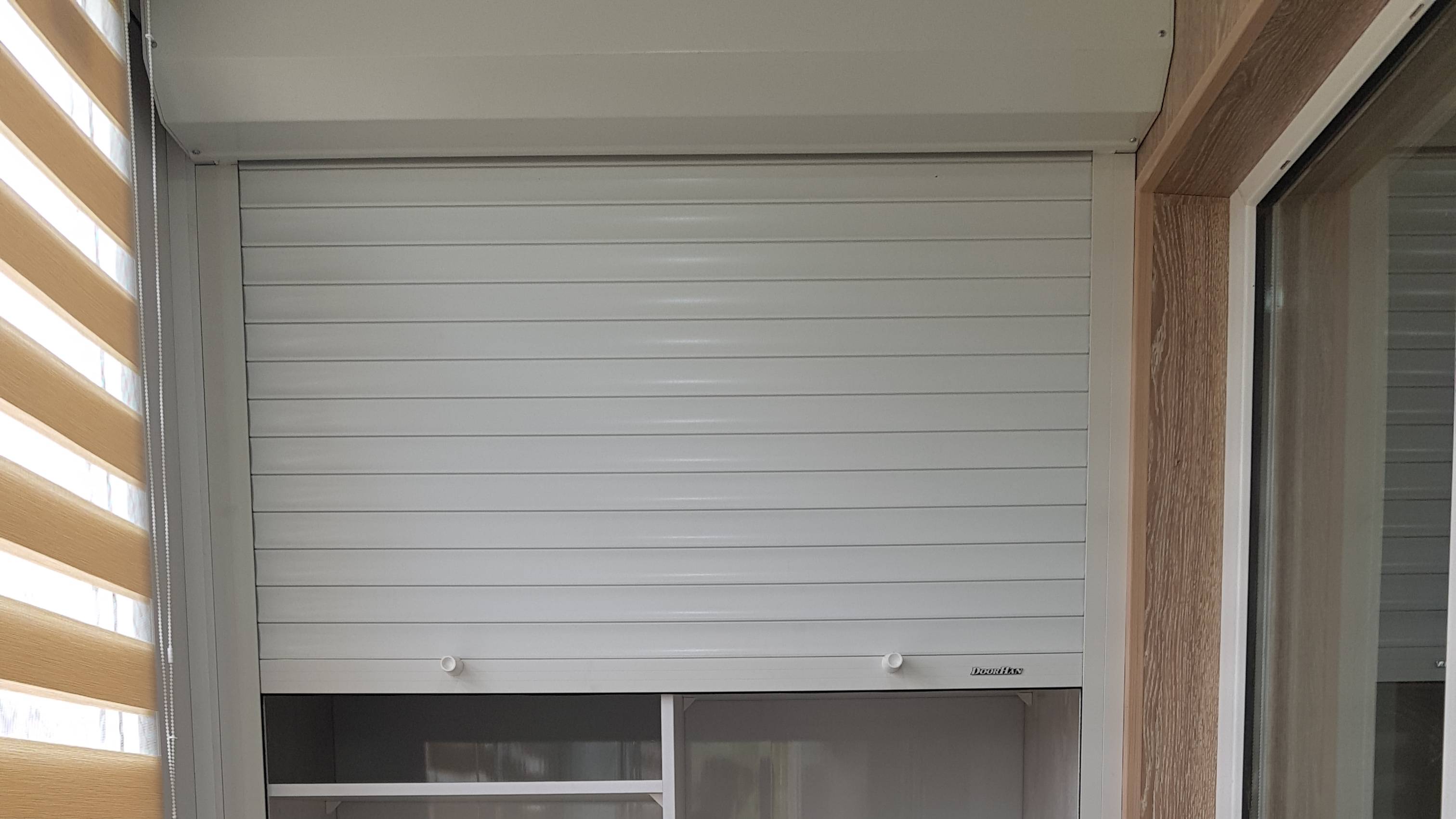 Шкаф на балкон из роллет в Керчи | Установка шкафа на балкон в Керчи