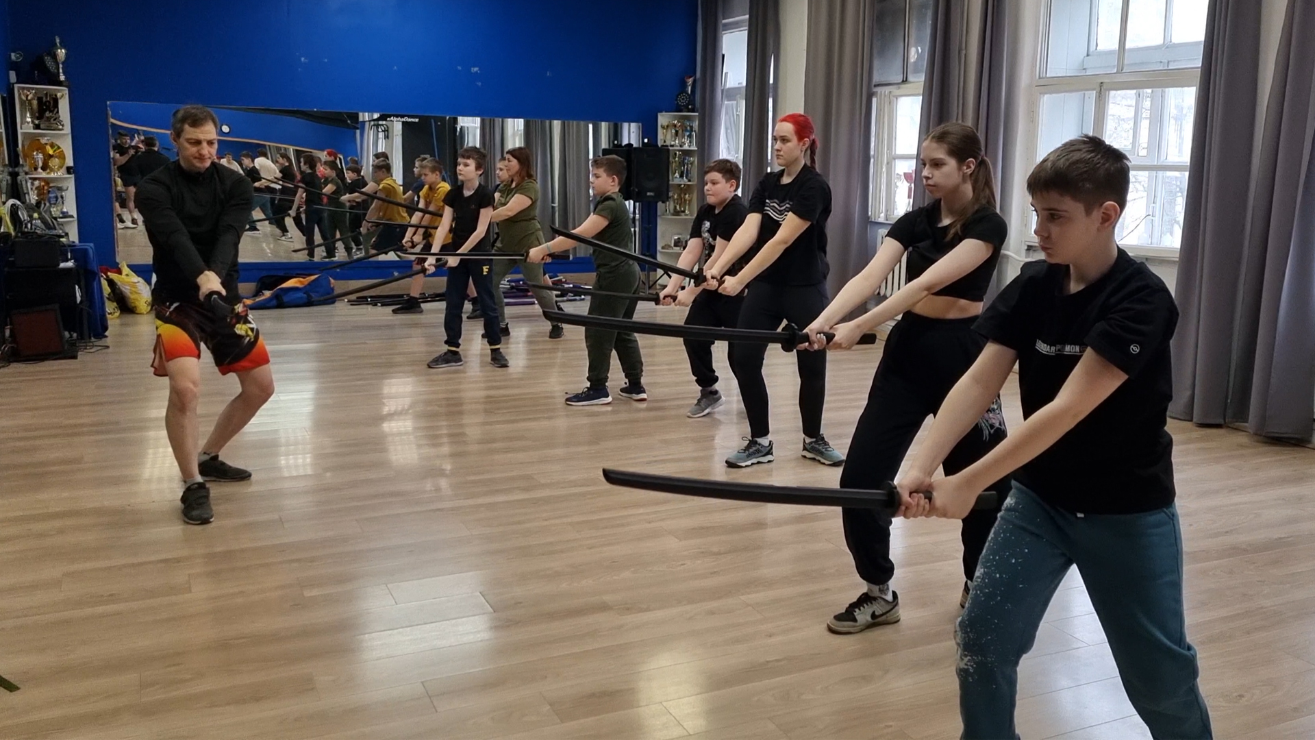 Удара мечом катаной дзёге котэ ути субури с шагом цуги аши в школе японского фехтования Katana Club