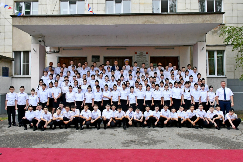 Министр внутренних дел по КБР Василий Павлов провел занятие с кадетами