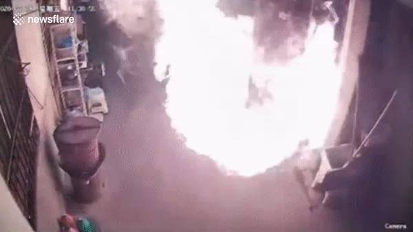 Живой огонь напал на мужика