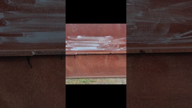 Покрасил переднюю часть ворот грунтовкой