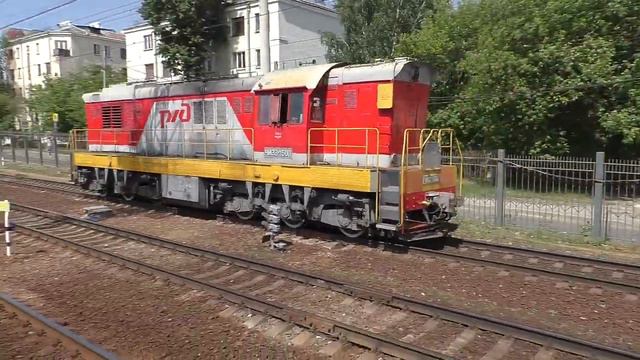 Маневровый тепловоз ЧМЭ3-1500 (ТЧЭ-18) следует резервом.