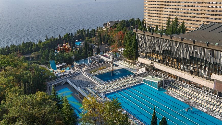 Бассейны и пляж в отеле Интурист. Ялта. Октябрь 2022