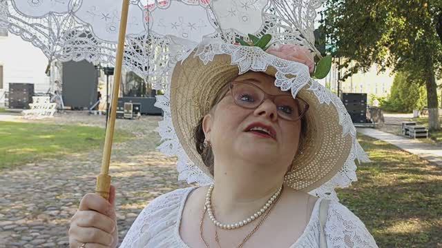 Дама из прошлых веков в Дмитрове