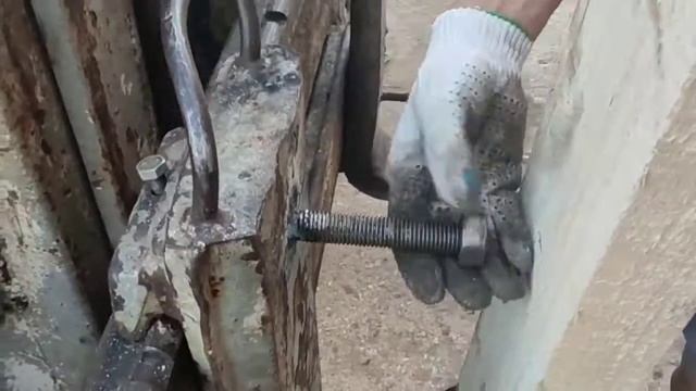 установка упоров для вил львовского погрузчика.mp4