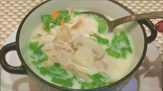 Сливочный куриный суп с грибами и бурым рисом