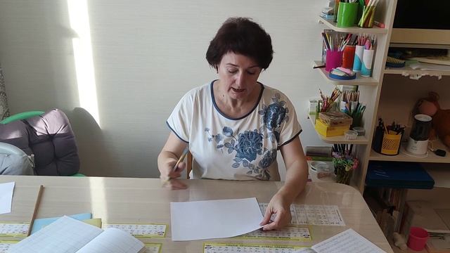 Как правильно сидеть за столом во время письма