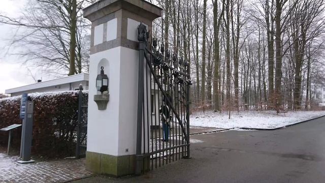 Королевский гвардеец у входа в парк Марселисборг, г. Орхус, Дания. 24 дек. 2021