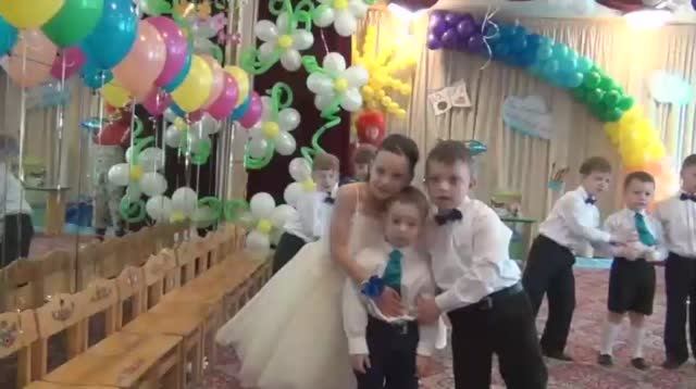 Трогательное прощание с малышами на выпускном. Танец выпускников с малышами