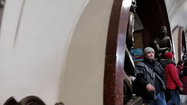 Станция метро Площадь Революции - скульптуры